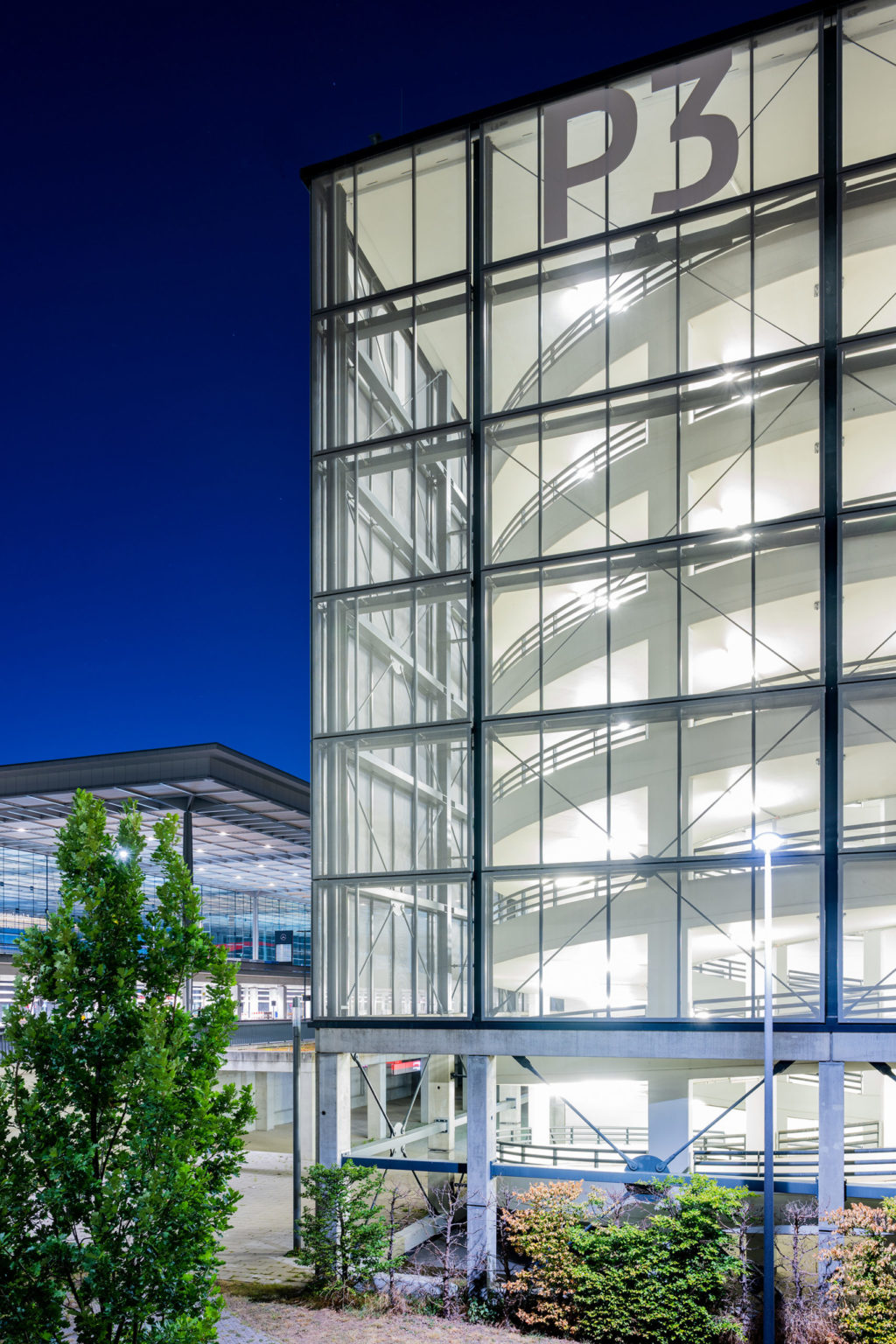 Parken am BER-Flughafen: Das müssen Sie beachten - AERO International